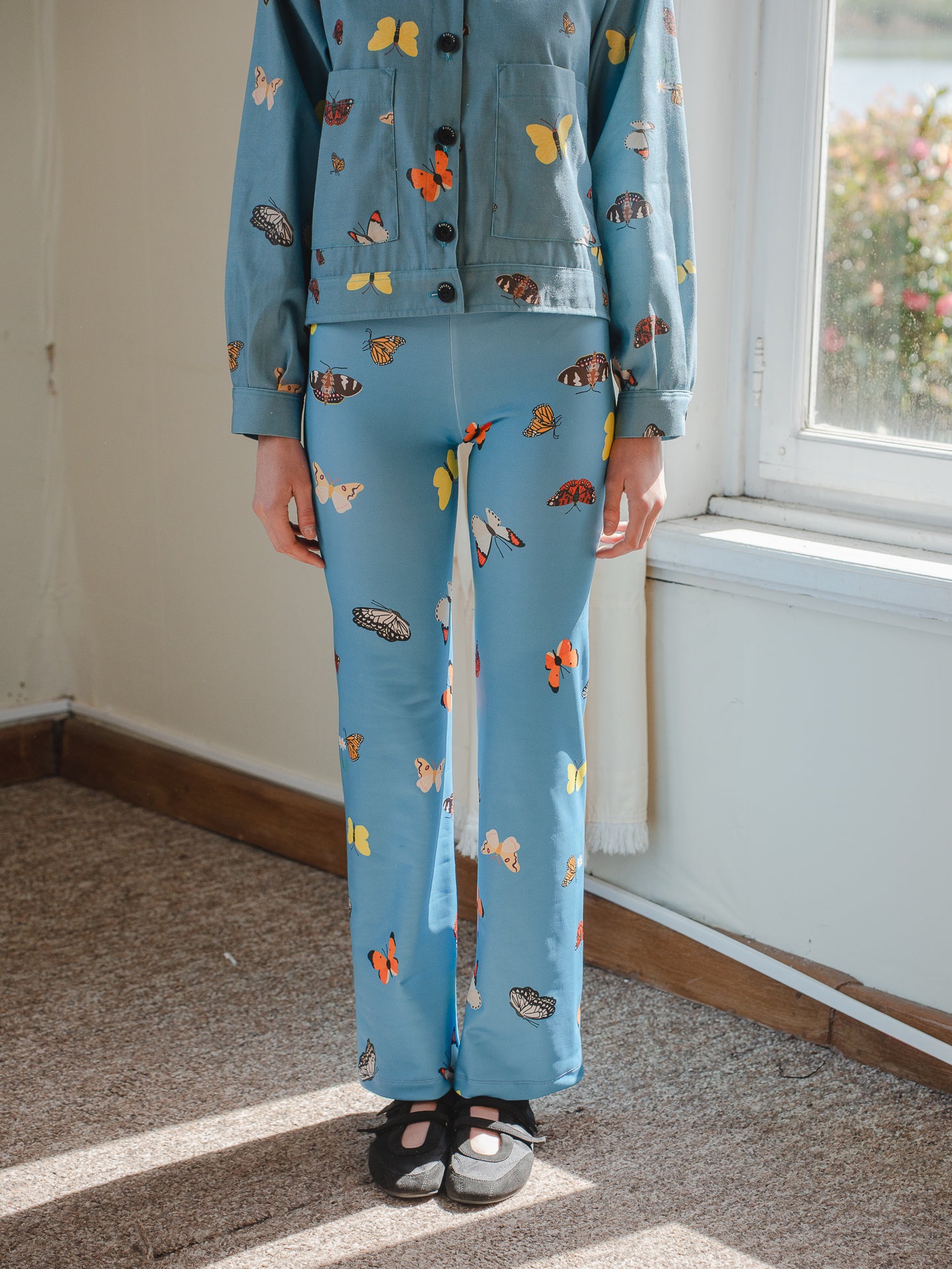 CALZAS RECTAS MARIPOSAS CELESTE – Roberta